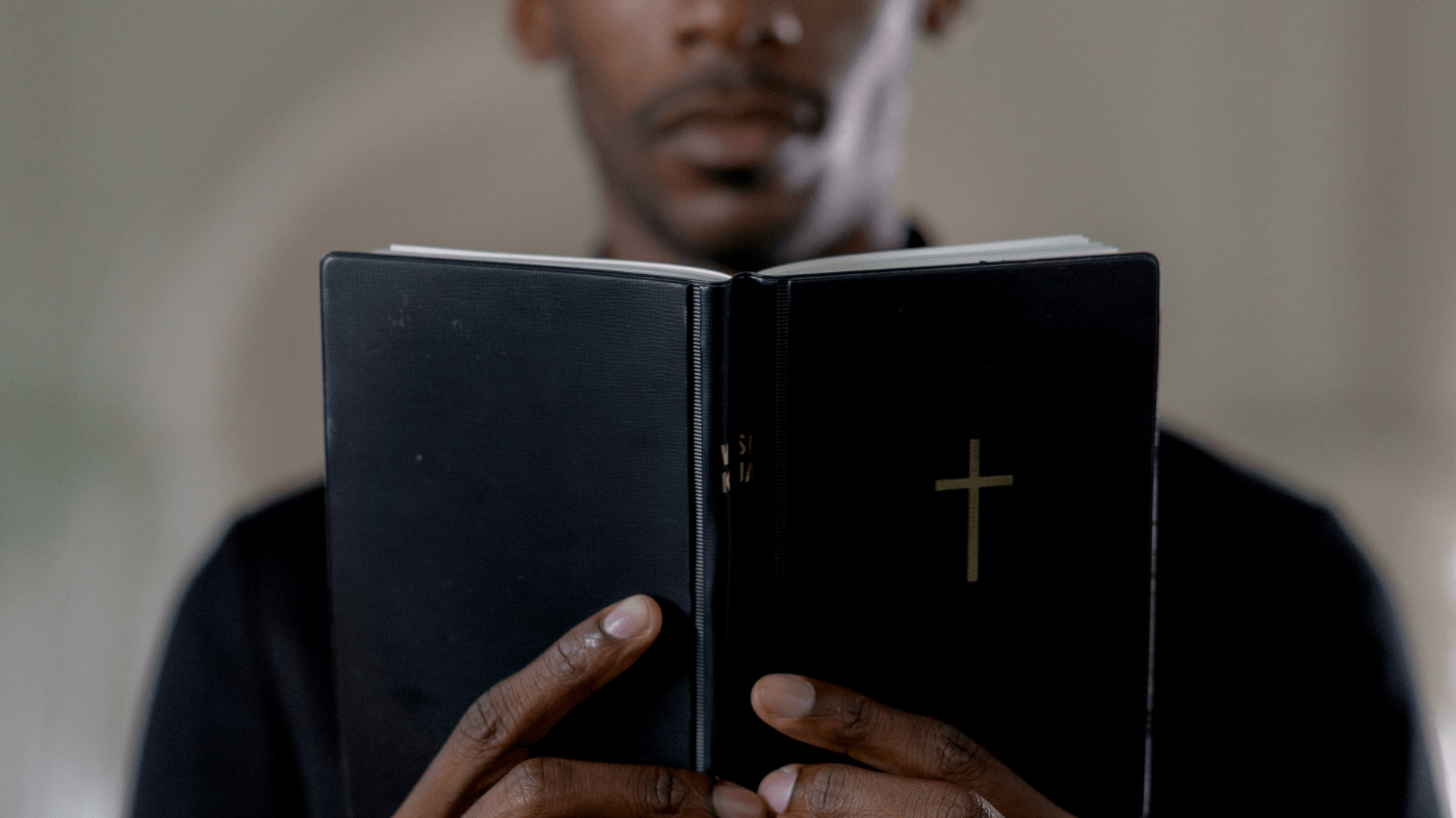 Der er ikke støv på den forfulgte kirkes Bibler!